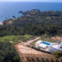 Sea front 5-bed villa for sale near Alvor, Algarve – Gatehouse ...